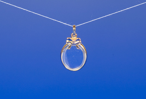 Medaljong 18K, oval slät rosett - Guldstrom.se